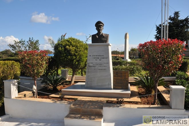 To μνημείο για τον Γρηγόρη Αυξεντίου στη Σχολή Εφέδρων Αξιωματικών ...