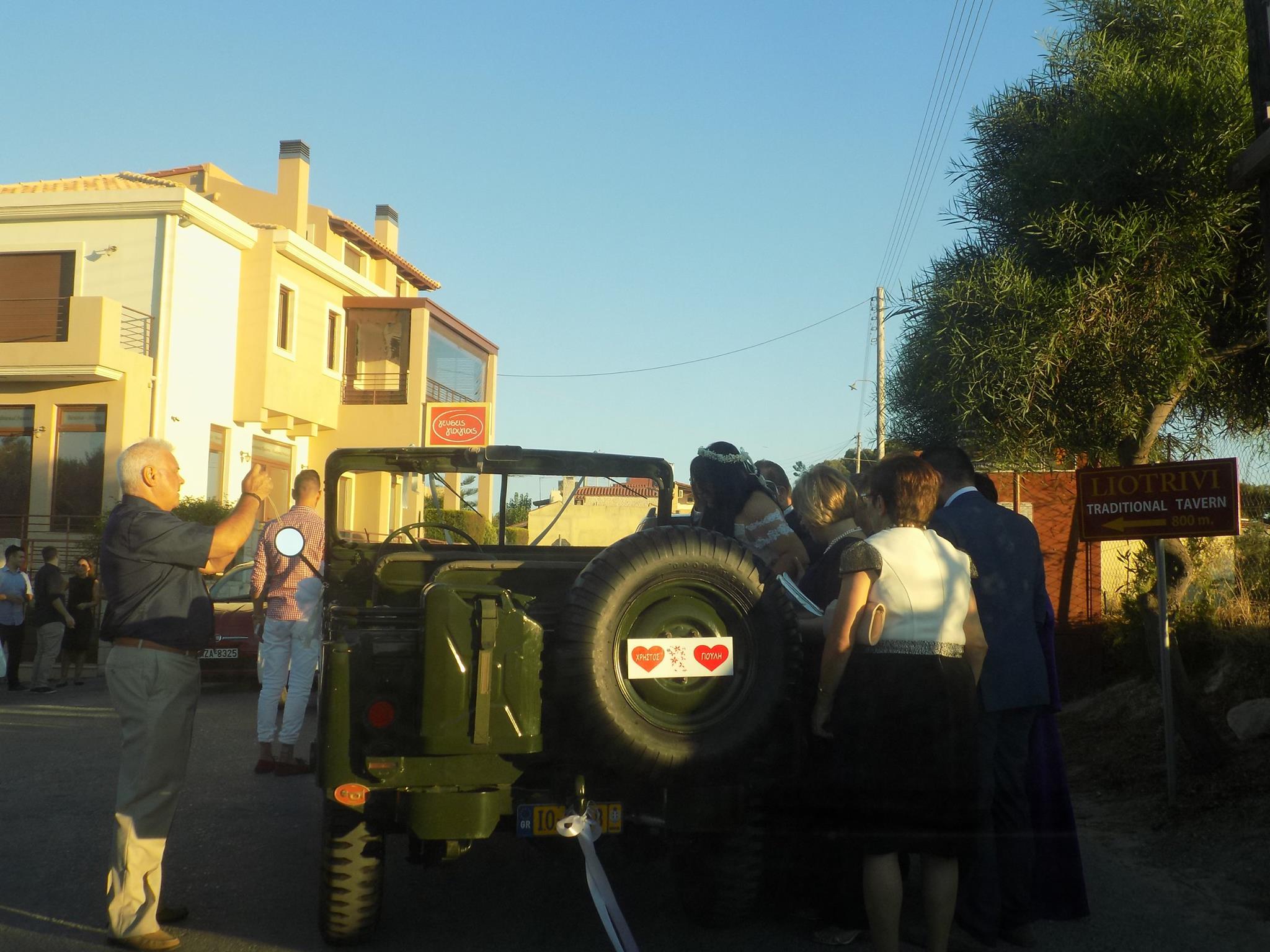 Πήγαν στην εκκλησία για να παντρευτούν με στρατιωτικό τζιπ - Defenceline