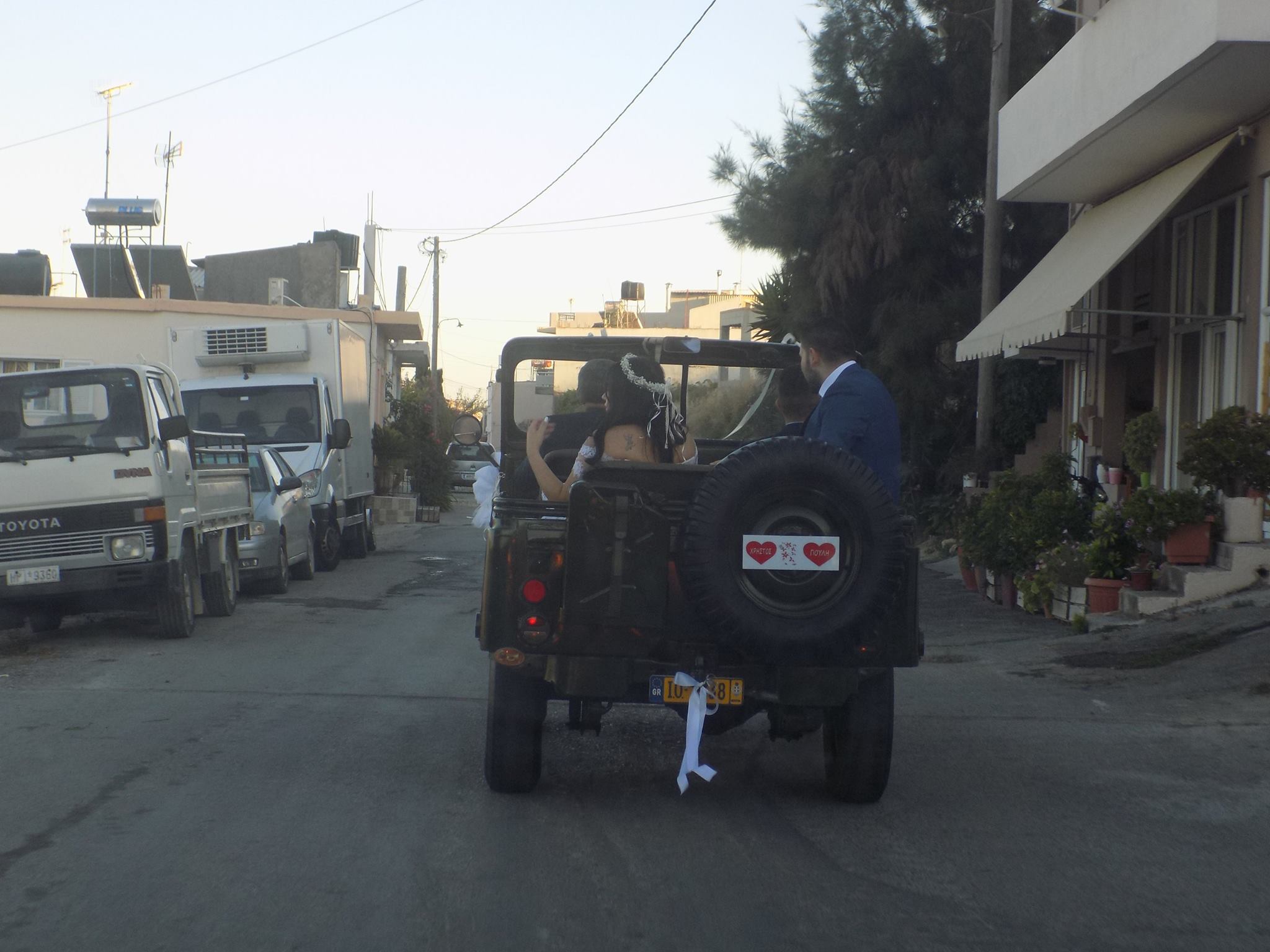 Πήγαν στην εκκλησία για να παντρευτούν με στρατιωτικό τζιπ - Defenceline